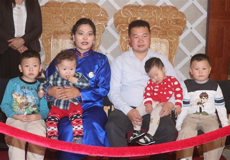 Алдарт эхийн одон гардууллаа