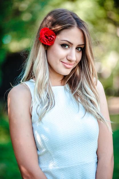 Portrait Dune Belle Jeune Femme Portant Une Fleur Photo Premium