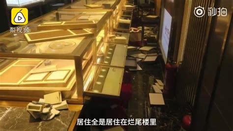 【男子一夜盗走373万金饰，疫情期赃物未能出手被抓】陕西兴平警方破获一起特大金店盗窃案。一男子盗走1312件黄金首饰，重达10338克，价值