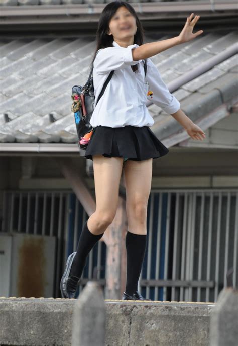 【街撮りパンチラjk】ミニスカ過ぎて普通に歩いてもパンチラしちゃう天然jk 芸術は太ももだっ！