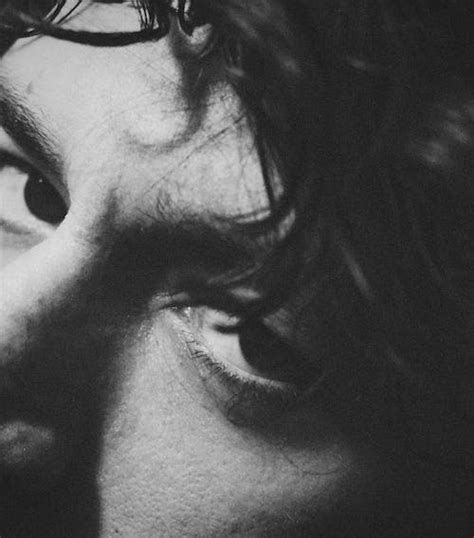 그레이스케일 맨발 블랙 앤 화이트 섹시한 수직 쐈어 앉아 있는 여성 유혹하는 인식 할 수없는 줄무늬가 있는