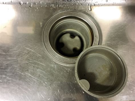 排水トラップの正しい掃除方法とは？悪臭や詰まりの対策法を紹介｜株式会社スリーケー