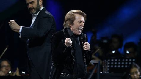 Raphael Doctor Honoris Causa Por Su Excepcional Carrera Noticias De El Salvador