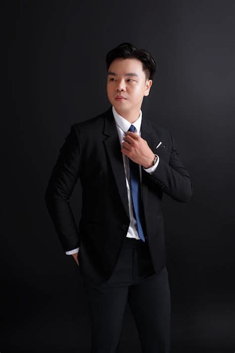 간부 검은 색 양복 검은색 배경 격식 있는 격식있는 옷차림 고전적인 표정 공식적인 옷차림 기업 기업 패션 깔끔한 옷차림 남성 패션 남성복 남자 넥타이