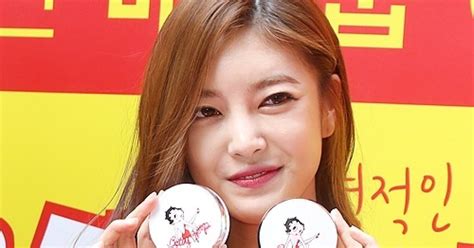 [포토]ns윤지 명동을 홀린 섹시한 눈빛