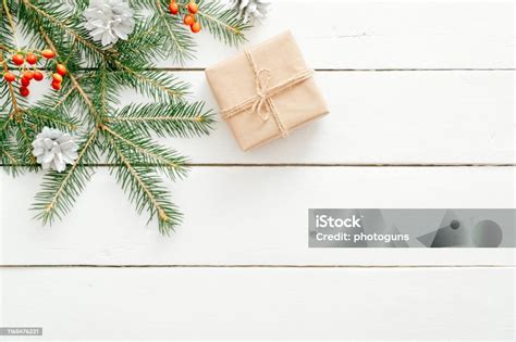 크리스마스 구성 전나무 나무 가지 빨간 베리 나무 흰색 배경에 선물 상자로 만든 크리스마스 프레임 플랫 레이 상단 보기 복사 공간 크리스마스 배경 크리스마스 엽서