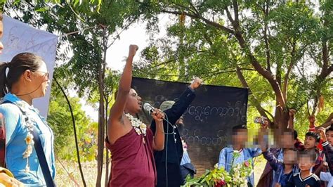 မြောင်မြို့နယ်တွင် အကြမ်းဖက် စစ်ကောင်စီ ဖြုတ်ချရေး ဒေသခံပြည်သူများ ဆန္ဒပြ Khit Thit Media