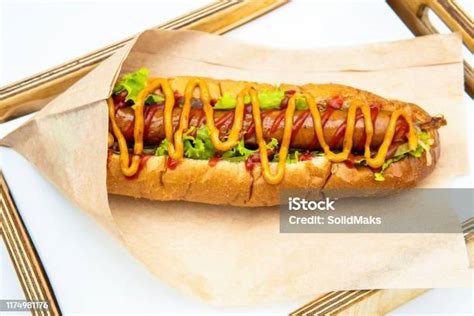 토마토 케첩과 흰 배경에 겨자를 곁들인 샐러드와 오이를 곁들인 핫도그 가볍고 아름다운 패스트 푸드 가공육에 대한 스톡 사진 및 기타 이미지 Istock