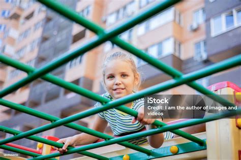 어느 더운 여름날 어린이 놀이터에 있는 알프스 계단을 오르는 여자 아기 8 9 살에 대한 스톡 사진 및 기타 이미지 8 9 살 개발 경쟁 Istock