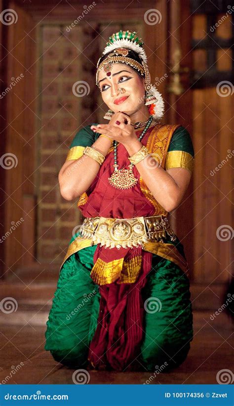 Mooie Indische Meisje Het Dansen Kuchipudi Indische Dans Redactionele Foto Image Of Cultuur