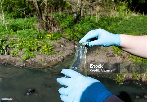 감염에 대 한 물 샘플을 확인 하십시오 더러운 물 하 수도 파이프의 배경에 대해 테스트 튜브 전구와 장갑에 손을 Stem 주제에 대한 스톡 사진 및 기타 이미지 Istock