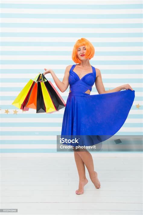 패션 지금까지 최고의 의상 블랙 프라이데이 세일 행복한 여자는 쇼핑을 이동합니다 마지막 준비 쇼핑몰에서 큰 판매 쇼핑 백 미친