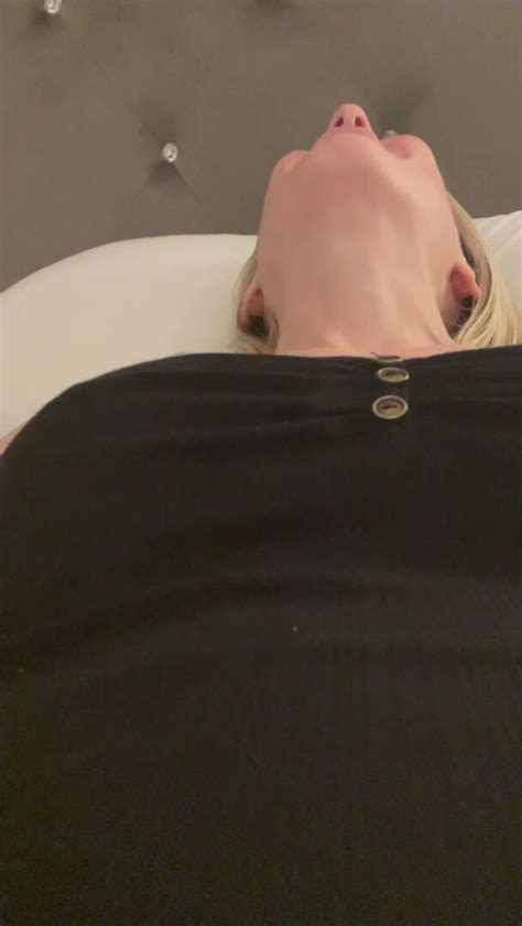 Belly Noises While She Playa Her Belly Button