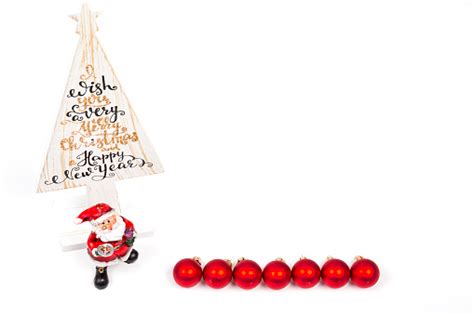 메리 크리스마스와 해피 뉴가 어 흰색 Backgound에 쓰는 작은 산타 클로스와 빨간 공 아름 다운 최소한의 크리스마스 나무 나무 갈색에 대한 스톡 사진 및 기타 이미지