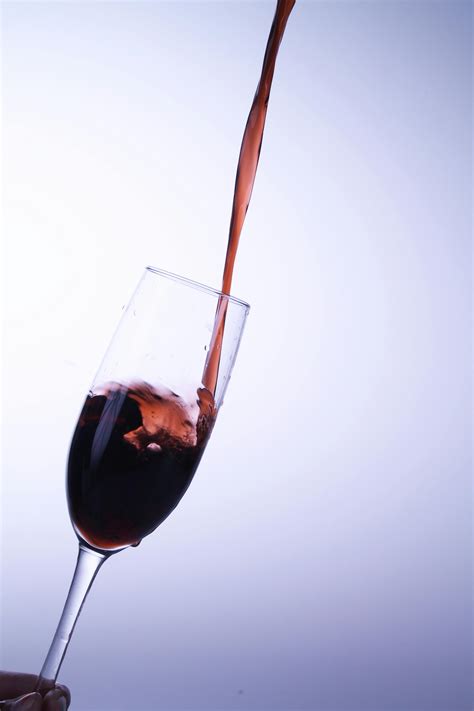 실내 Ilce 7 M3 건배 따뜻한 음색 라이프스타일 럭셔리 레드 와인 마시는 것 매끄러운 매우 복잡한 반사 부드러운 조명 붓는 붓다 서빙