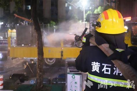 险大冶一交通标线车突发大火 消防紧急抢出12个煤气罐 湖北日报新闻客户端