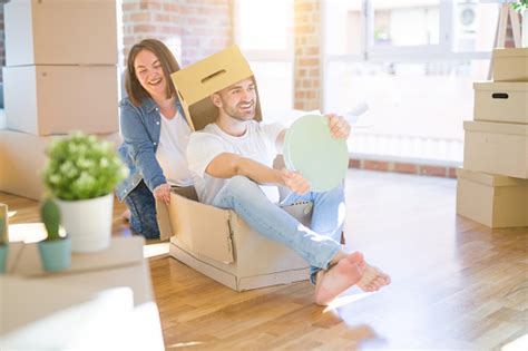 재미 있고 미친 부부는 재미 자동차로 카드 보아드 상자를 타고 행복미소와 새로운 가정에서 Lauging 2명에 대한 스톡 사진 및 기타 이미지 Istock