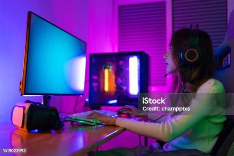 조명 효과로 Pc에서 흥분을 이기는 온라인 비디오 게임을하는 아시아 게이머는 집에서 라이브 스트리밍을 방송합니다 게이머 및 E스포츠 온라인 게임 기술 챔피언십 토너먼트