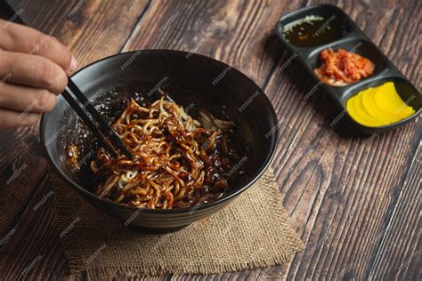 Корейская кухня; Чаджангмён или лапша с соусом из ферментированных ...