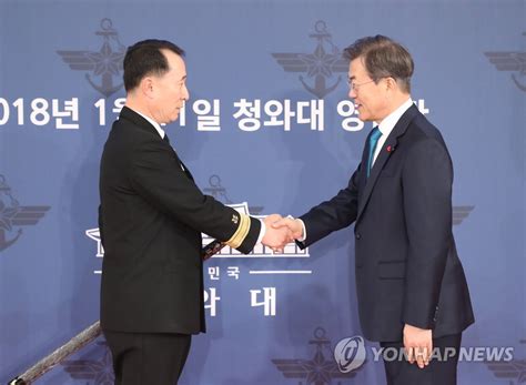 문 대통령 해군 유선명 준장에게 문재인 삼정검 수여 연합뉴스