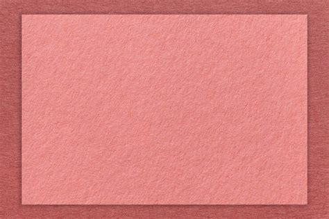 적갈색 테두리 매크로가 있는 공예 핑크색 종이 배경 질감 빈티지 짙은 크래프트 장미 판지의 구조 프리미엄 사진