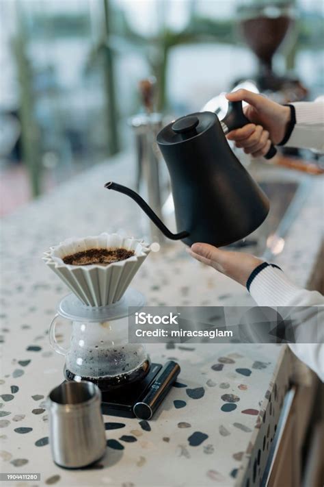 모던 카페에서 필터를 통해 커피를 따르는 바리스타 여성 직원 가루로 빻은에 대한 스톡 사진 및 기타 이미지 가루로 빻은