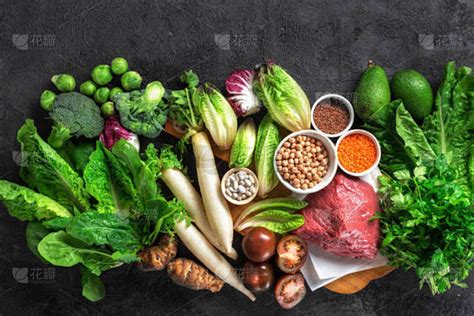 健康的饮食和均衡的营养成分：蔬菜、肉类和谷物。 营养、饮食、清洁食品概念