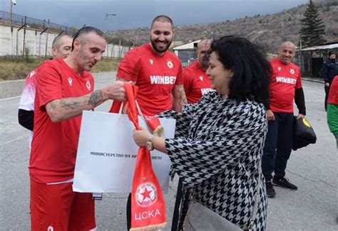 Зам министър Павлова откри футболен турнир в затвора в Бобов дол