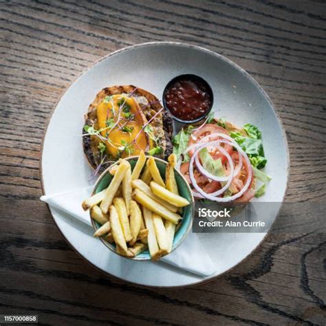 나무 테이블 표면에 원형 접시에 빵 감자 튀김 소스를 곁들인 치즈 버거 펍 또는 레스토랑 의 공중 보기 접시에 대한 스톡 사진 및 기타 이미지 Istock