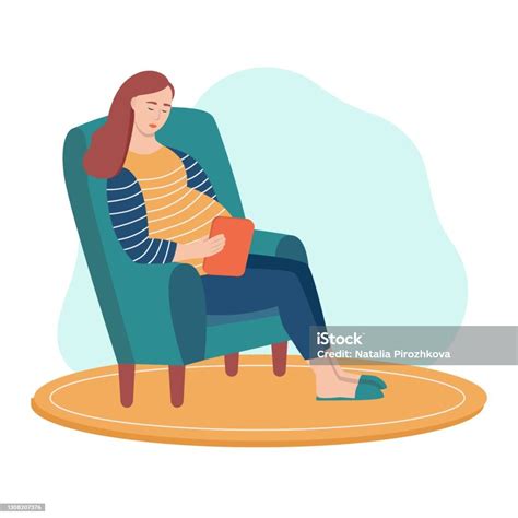 한 젊은 임산부가 의자에 앉아 태블릿을 손에 들고 있다 일상 활동과 일상 생활의 개념 플랫 만화 벡터 일러스트레이션 소파에 대한