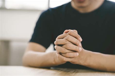 기독교인의 손은 아침에 하나님께 예배를 드리기 위해 교회의 나무 탁자 위에 성경을 놓고 기도하기 위해 접혔습니다 사람은 믿음 영성 종교 개념으로 기도합니다 Blessing에