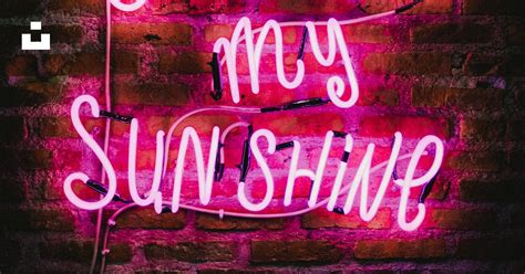 빨간색과 흰색 생일 축하 간판 사진 Unsplash의 무료 네온 이미지