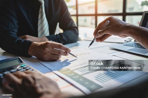 회의실 책상에 있는 비즈니스 사람들 분석 비용 그래프와 팀워크 비즈니스 팀은 회의 및 브리핑 전략에 대해 논의했습니다 협상 분석