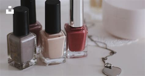 분홍색과 검은 색 매니큐어 병 사진 Unsplash의 무료 손톱 이미지