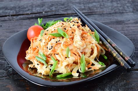 한국 전통 부엌 진한 배경에 검은 접시에 간장 향신료 양파 당근에 절인 닭고기 건강한 음식 건강한 식생활 개념 간장에 대한 스톡 사진 및 기타 이미지 Istock