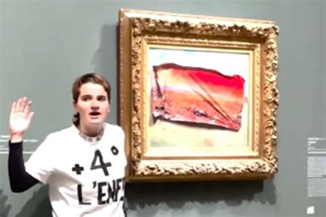 Mette le mani su un dipinto di Monet non protetto arrestata un attivista al Musée d Orsay