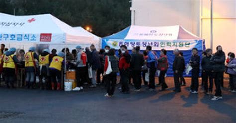 길게 줄지어 선 이재민