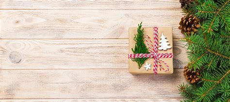 소박한 배경에 리본 리본 재활용 종이에 싸여 크리스마스 선물 상자 배너 홀리데이 컨셉 1월에 대한 스톡 사진 및 기타 이미지 1월 가방 개념 Istock