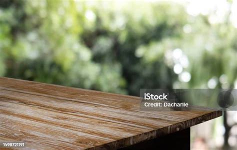 커피숍의 추상적인 흐린 배경 앞에 빈 나무 테이블 제품을 전시하거나 몽타주에 사용할 수 있습니다 제품 표시를 위해 모의 0명에 대한 스톡 사진 및 기타 이미지 Istock