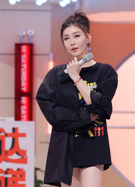 李彩桦回应与男子拥抱离婚前被拍 无忧资讯