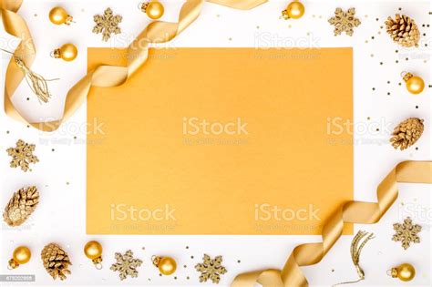크리스마스 또는 새 해 프레임 구성 텍스트 복사 빈 공간 흰색 바탕에 골드 색상에는 크리스마스 훈장 휴일과 축 하 엽서 또는