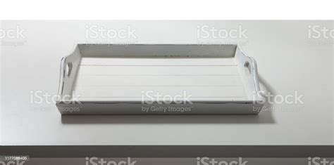 테이블 상단 보기에 흰색 트레이 부엌에서 테이블에 나무 손잡이 빈티지 나무 트레이 건설 프레임에 대한 스톡 사진 및 기타 이미지 건설 프레임 그릇 목재 재료 Istock