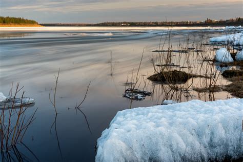 봄 얼음은 야쿠 티아의 Vilyui 강의 얼음 표류에서 얼음으로 물의 흐름이 움직이는 배경에 대해 움직이지 않고 녹습니다 장시간 노출 0명에 대한 스톡 사진 및 기타 이미지
