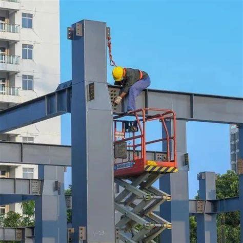 一手打伞一手干活海口115个重点项目加速跑 建设 发展 施工人员