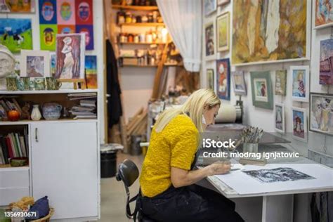 전담적이고 창의적인 여성 아티스트 그녀의 아트 스튜디오에서 예술 만들기 50 54세에 대한 스톡 사진 및 기타 이미지 50 54세 개성 개념 고풍스런 Istock