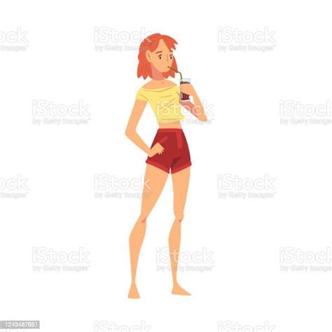편안한 젊은 여자 마시는 칵테일 여성 캐릭터 착용 탱크 탑 과 반바지 준비 에 즐길 수 있는 그녀의 여가 휴가 여름 휴가 및 여행 만화 벡터 일러스트 소다에 대한 스톡 벡터
