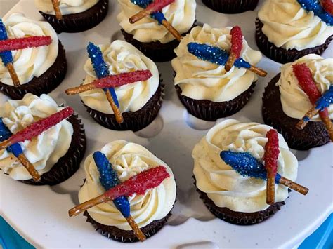 Star Wars Cupcakes With Pretzel Lightsabers Youre Gonna Bake It