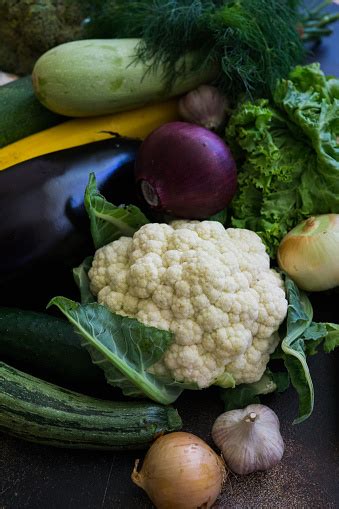 신선한 오이 브로콜리 양배추 콜리플라워 양파 마늘 호박 콩 테이블에는 다양한 채소가 있습니다 0명에 대한 스톡 사진 및 기타 이미지 Istock