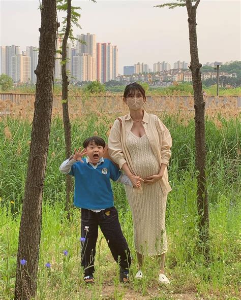 🇲🇾爱孕妇的帅小伙 On Twitter 一个大肚子孕妇带着儿子来到没有人烟杂草密布的地方拍照被你遇见你会怎么做 欢迎私信投稿分享身边的