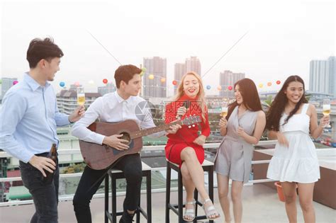 亚洲和高加索朋友高清图片下载 正版图片505702726 摄图网